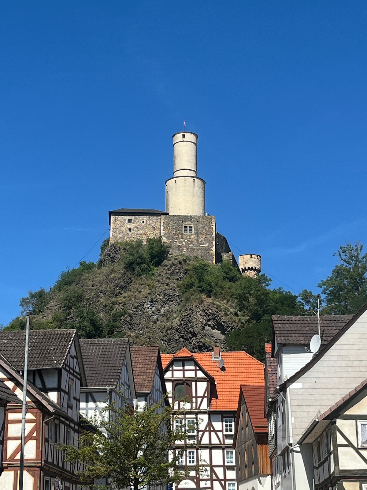 Room with a castle view - Apartments for Rent in Felsberg, Hessen ...