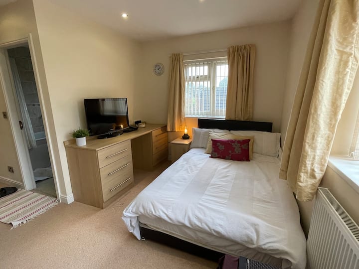 Spacious En-suite Double Bedroom. - Rochdale