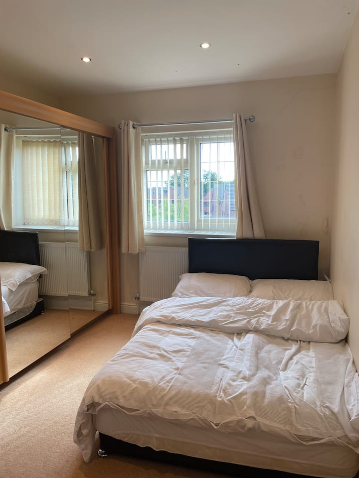 Spacious Double Bedroom With Large Family Bathroom - Rochdale