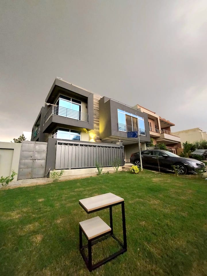 Full Comfy House In G-15 | The Oak Residence - イスラマバード