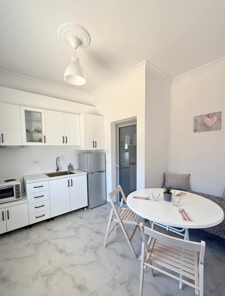 New Hillside Flat| Parking| Terrace| Walk To Beach - Qeparo