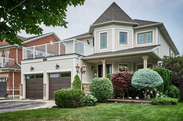 Spacious Modern Retreat With Pool & Lake View - Pickering