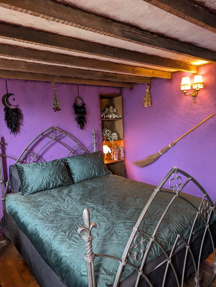 The Enchanted Cottage - Witchcraft And Wizardry - York, UK