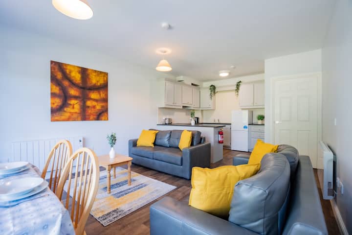 Comfortable 3 Bedroom Apartment With Parking - Galway