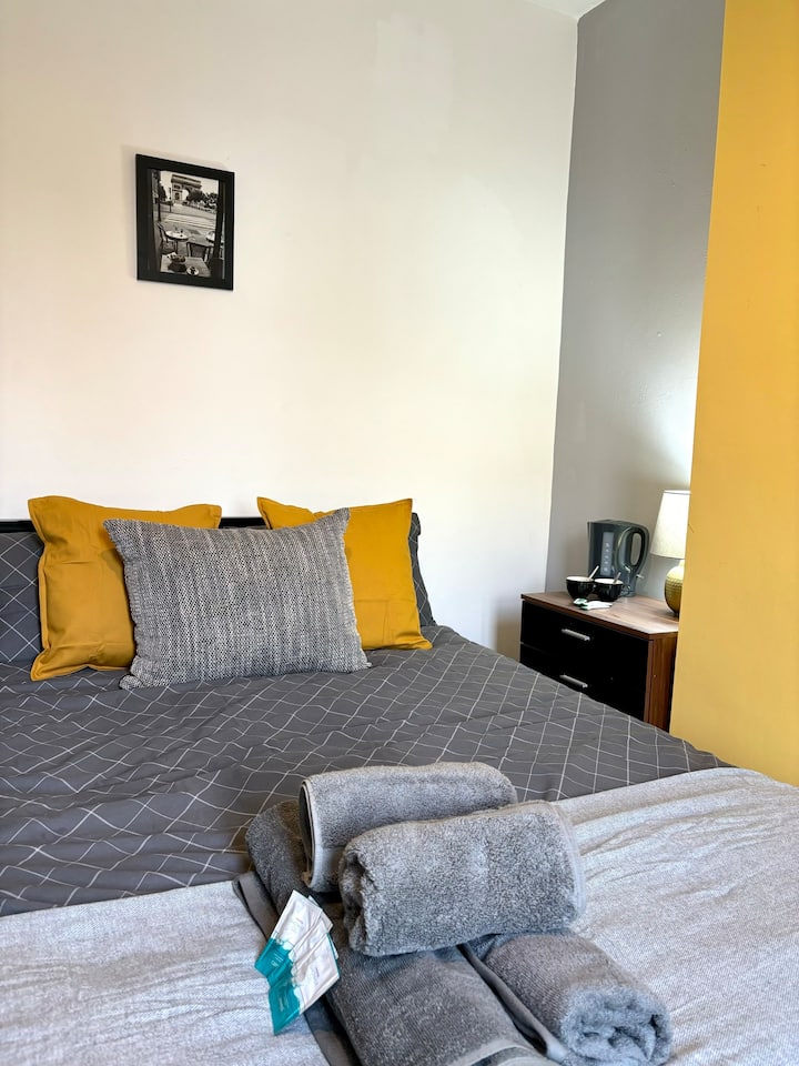 Double Bed At Croft House - Salford
