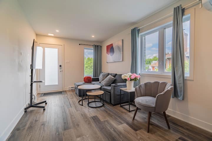 Stylish Oasis Getaway With 2 Free Parking Spots - Saint-Lambert