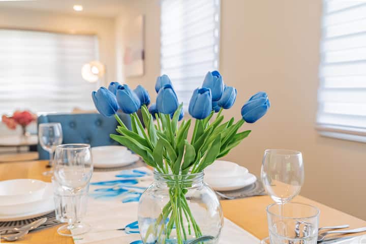 Modern Retreat With 2 Free Parking Spots - Brossard