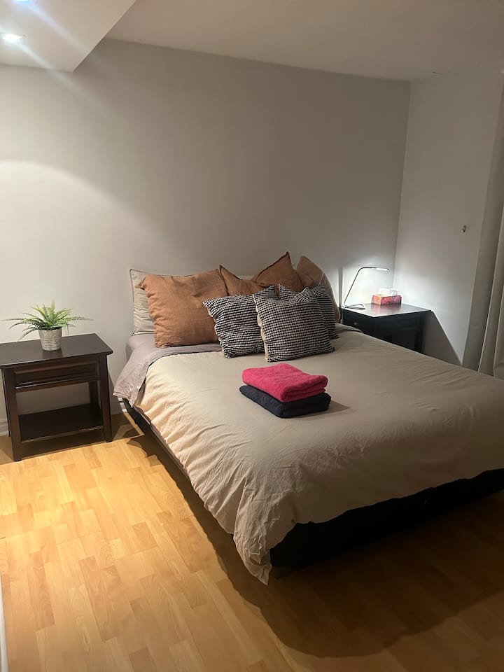 Chambre Privée Minimaliste Avec Projecteur - Gatineau