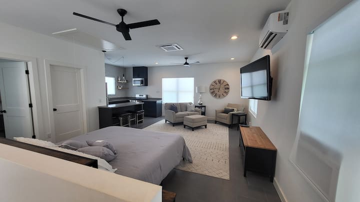 Heights Garage Apartment - Bellaire, TX