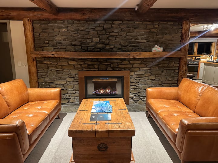 Large Ski Club Style Lodge, Views, Walk To Town - Wanaka