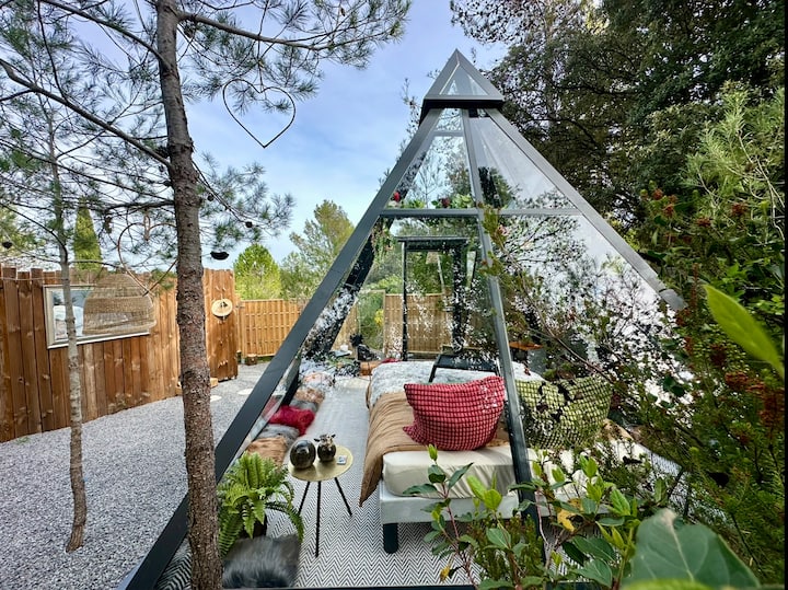 Pyramide En Verre Chauffée / Climatisée - La Boissière