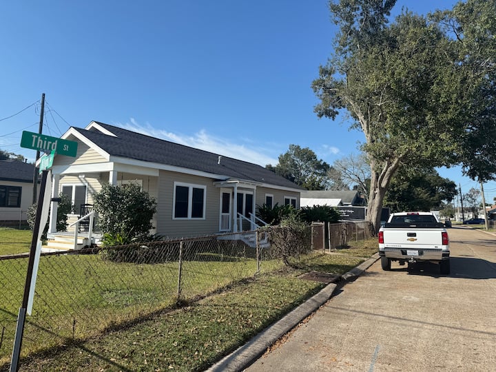 Walking Distance To Downtown. Big Deck And Grill. - Houma, LA