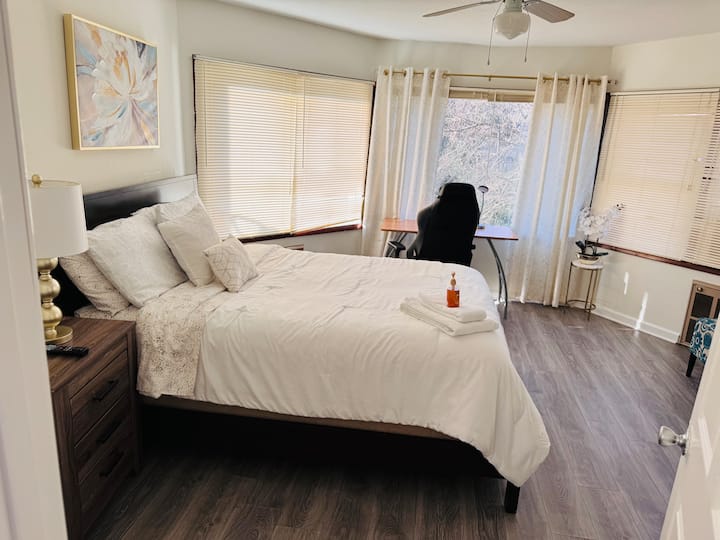 Private Entrance! Peaceful Room Gmu - Burke, VA