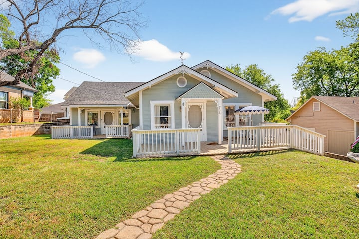 1921 Craftsman • King Suite • Porch • Clawfoot Tub - Tyler, TX