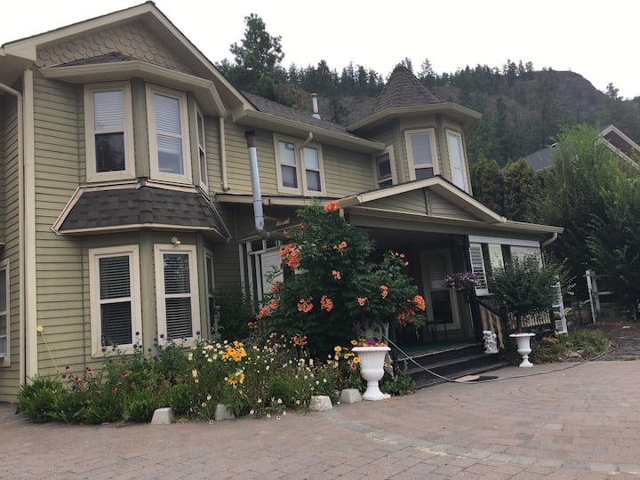 1 Bed & 1 Sofa Bed W/ Private & Breakfast - Kelowna