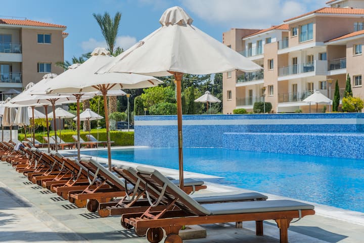 Elysia Park 2 Bedroom Apartment. Indoor Pool - 帕福斯