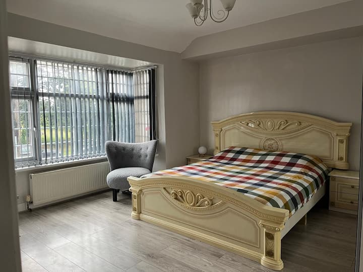 Guest Bedroom In Harrow - Harrow