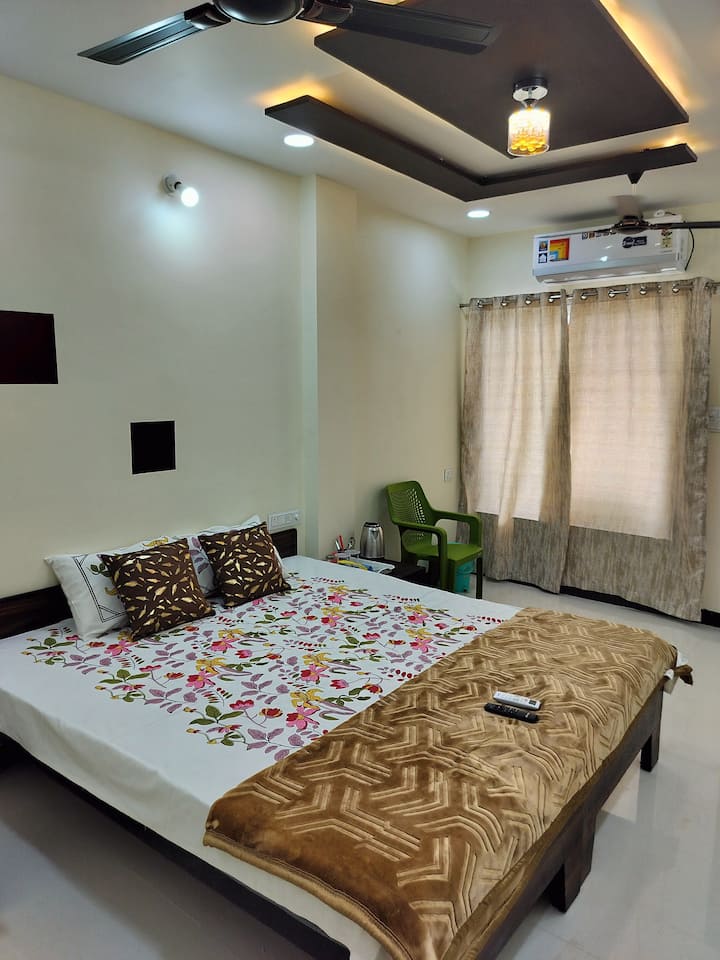 Ekansh Homestay
Entire 1st Floor (2-room) 3 Beds - Ujjain