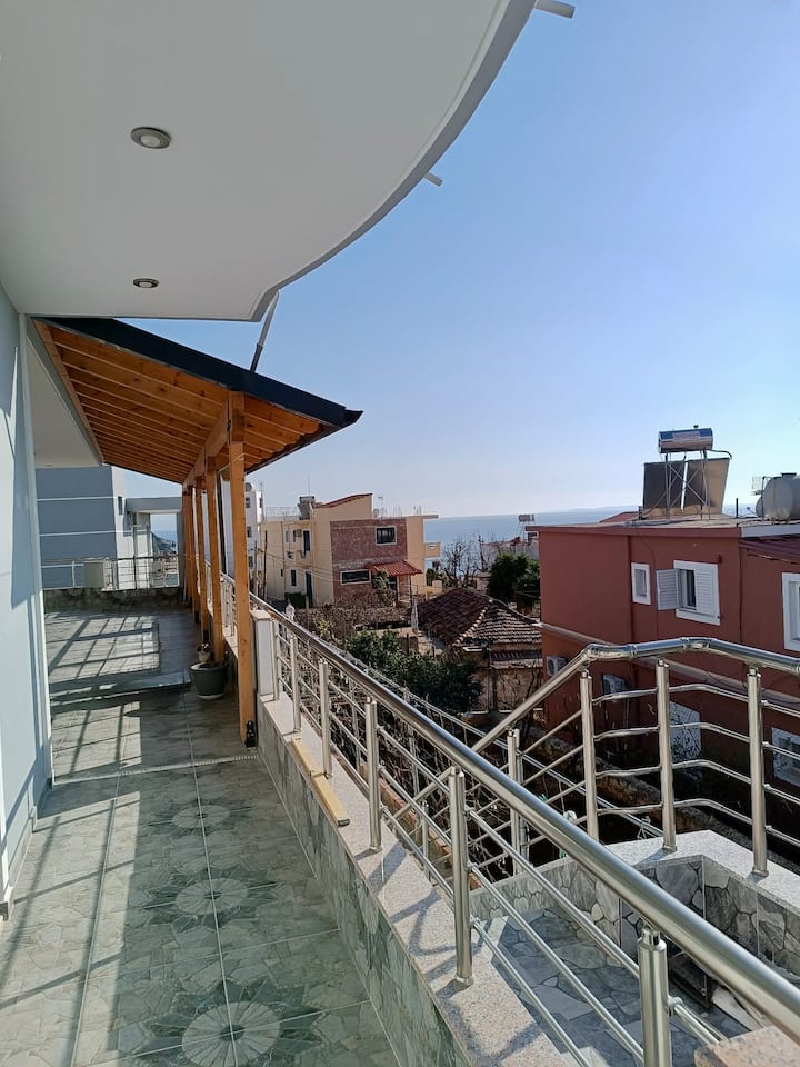Hillside Home| Parking| Balcony| Walk To Beach - Himarë