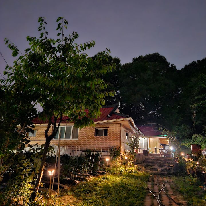 저희숙소는 100년된황토집으로서아궁이에불을때고있습니다 - 충주시