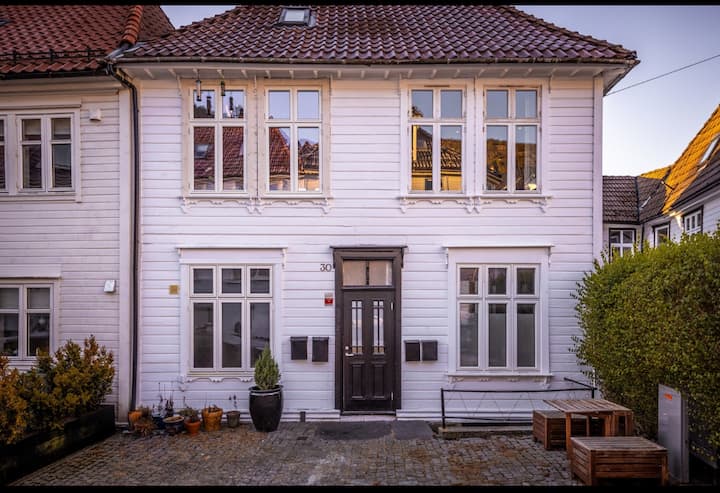 Charming 1800s Apt · 9 Min To Bryggen - Bergen, Norway