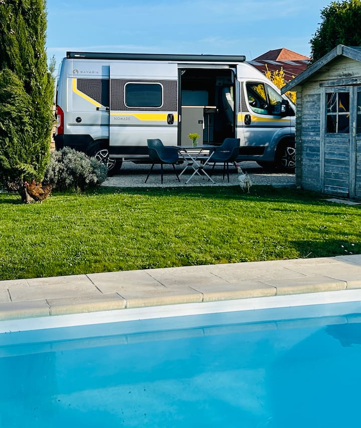 Logement Insolite En Fourgon Aménagé Avec Piscine - Charlieu
