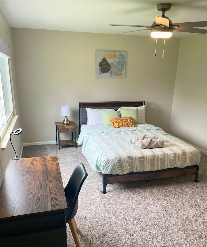 Spacious Room W/ Attached Private Bathroom - Farmington Hills, MI