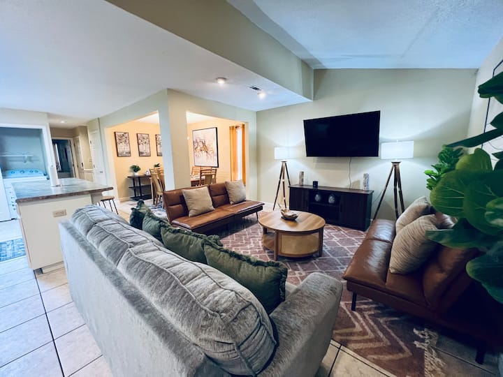 Stylish 4 Bedroom Townhouse W/ Amenities - Valdosta, GA