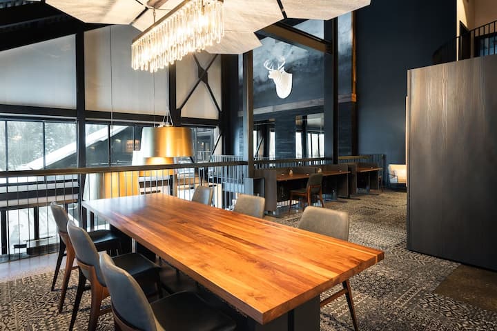 King, Gravity Haus, Premier Mountain Access - Jackson Hole, Wyoming