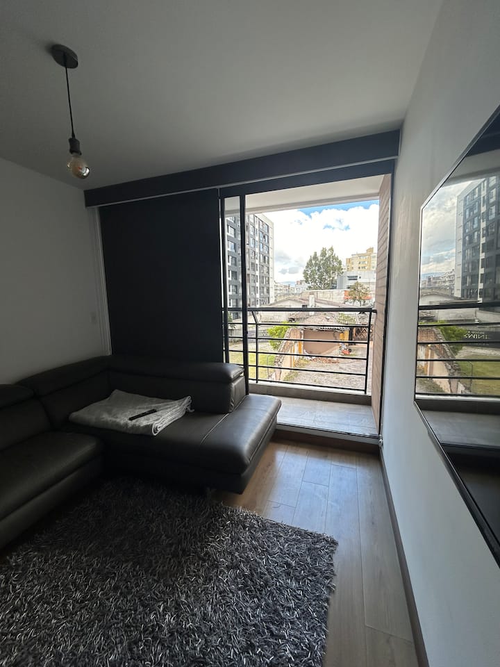 Moderno Departamento Con Balcón - Quito