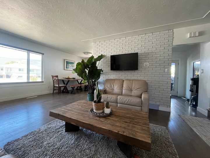 Knox Mountain North End Home - Kelowna