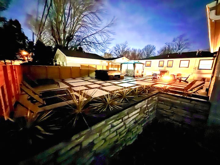 The Headquarters By: Blue 5 Bedrooms_hot Tub_park! - Polaris, OH