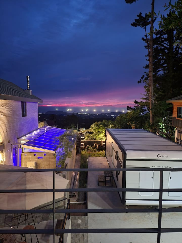 [신년맞이 초특가] 찜질방ㅣ불멍ㅣ카라반ㅣ반려동물가능ㅣ공항20분ㅣ최대4인ㅣ소길리안 #오션 - Jeju