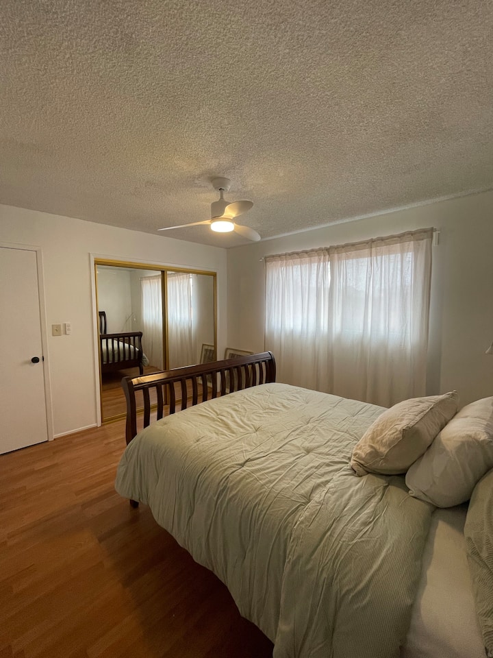 Bedroom W/private Bathroom. - Los Angeles, CA