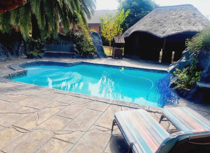 Luxe Guesthouse: Pool,hubbly,pool Table,no Outages - Centurion