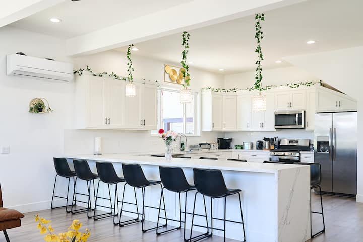5 Beds, Clean, Remodeled, By Freeway - Downey, CA