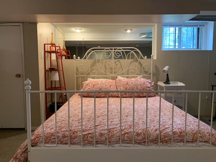 Urban Ease: Long-term Stays W Kitchen & Parking - Toronto