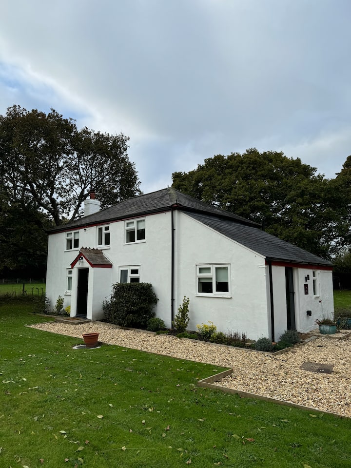 Hobbs Cottage - New Milton