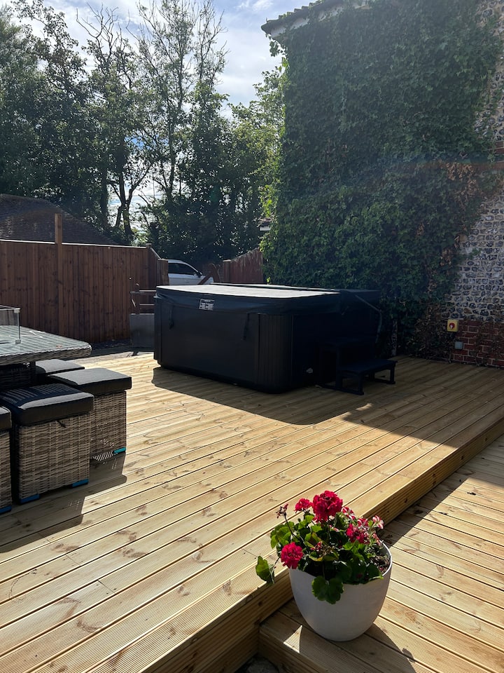 Large Flint House With Hot Tub, Decked Area. - Selsey