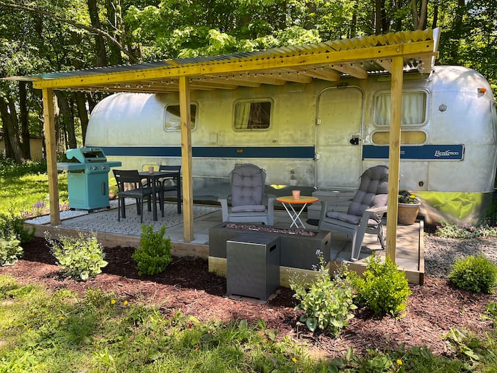 Finger Lakes Vintage Airstream Glamping For 2 - Finger Lakes, NY