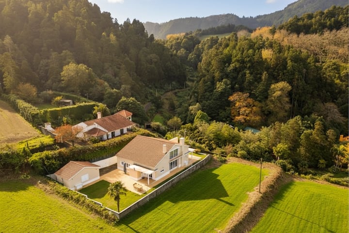 Home In Green Caldera - Furnas