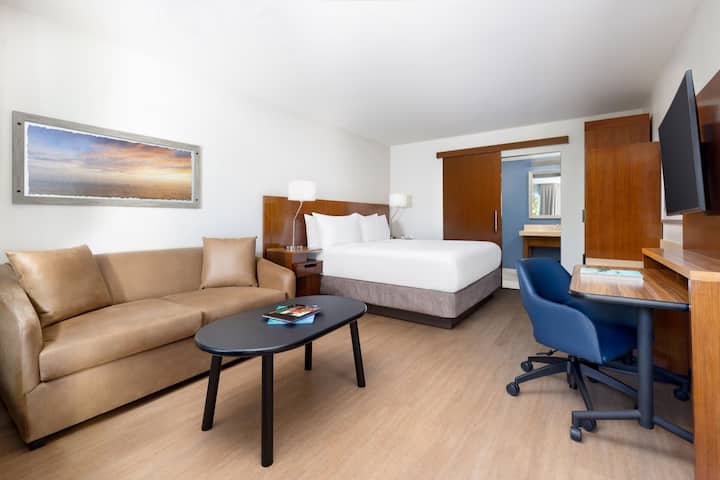 King Room, Fairfield Inn, Close To Old Town - Key West, FL