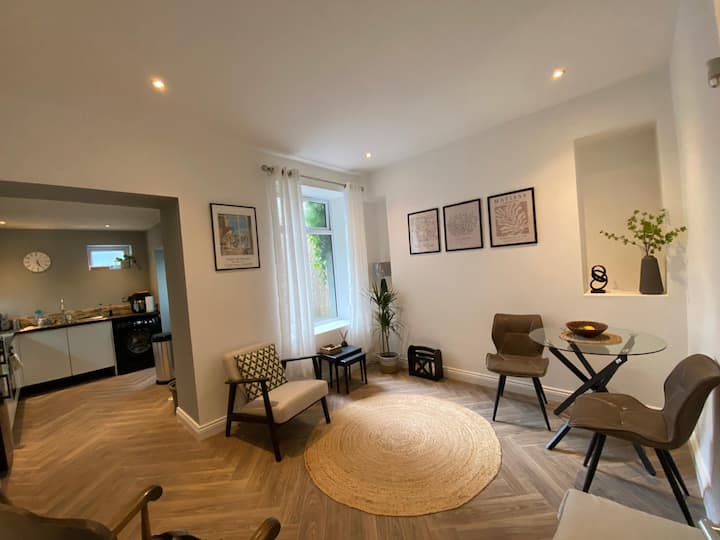 3 Bedroom Spacious Town House - South Wales