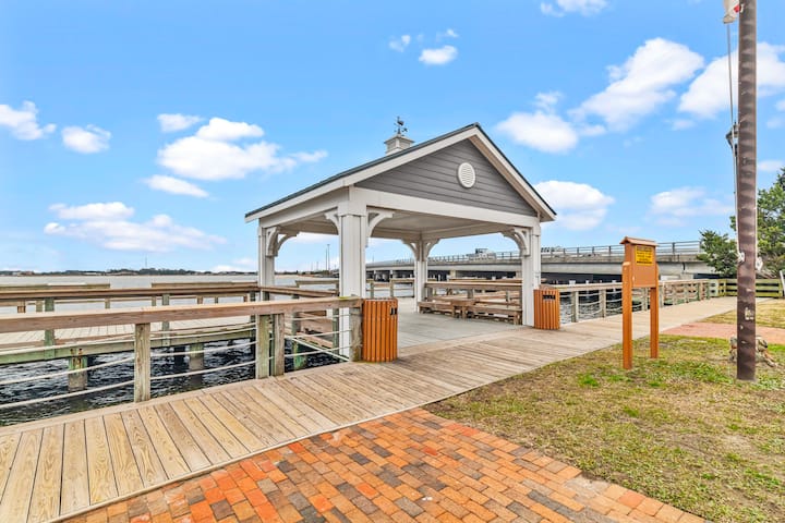 The Coastal Swan 2.0, Waterfront Boutique Style! - Swansboro, NC