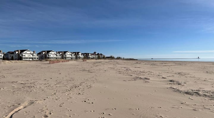 Beachfront Paradise: King Suite - Sleeps 8! - Sheboygan