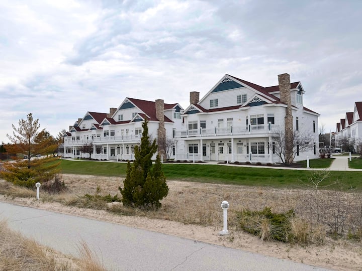 Beachfront Paradise: King Suite - Sleeps 8! - Sheboygan