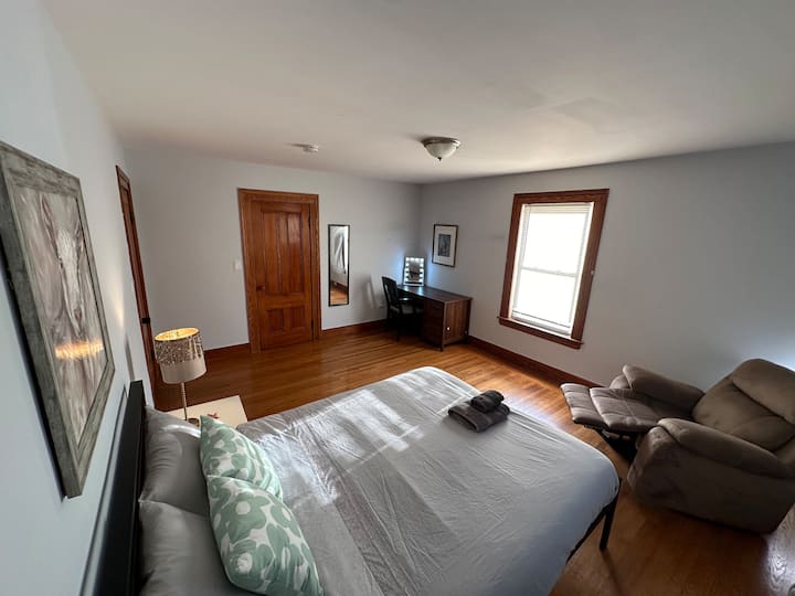 Majestic Large Room Close To Tufts/green-red Ln - Somerville, MA