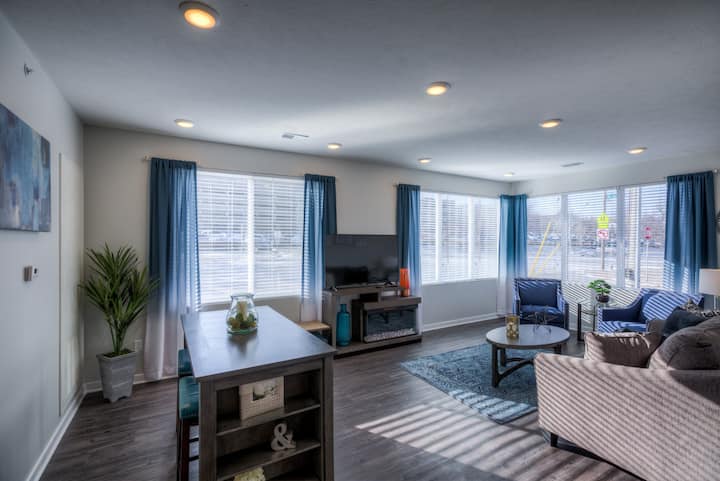Stylish Urban Flat | 2br, 2ba | Midtown Omaha - Omaha, NE