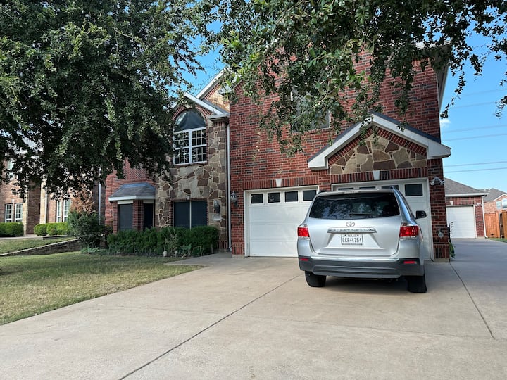 A Spacious Private Bedroom In A Single Family Home - Arlington, TX