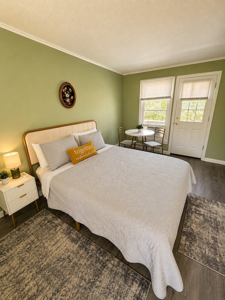 Newly Renovated , Motel Garden Room - Boothbay Harbor, ME